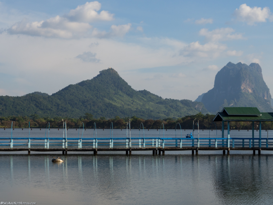 Vue du Kan Thar Yar Lake depuis l’emplacement du Night Market de Hpa-An ...