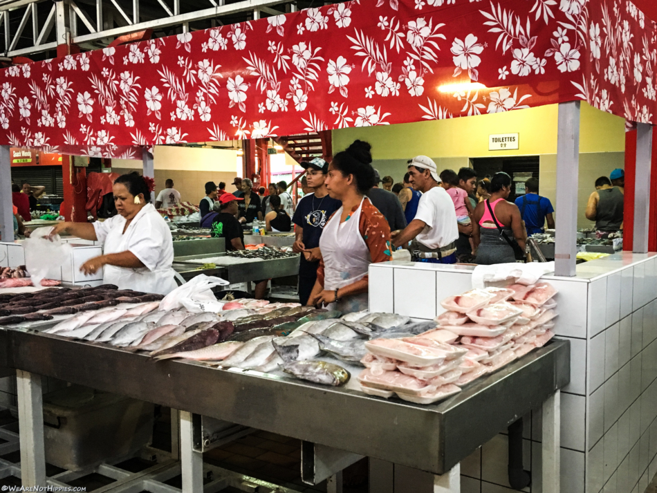 Stand de poissons au marché dominical de Papeete – We Are Not Hippies