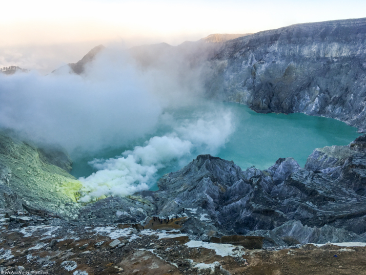 Vue sur le lac acide et les émanations toxiques (Kawah Ijen, Java) – We ...